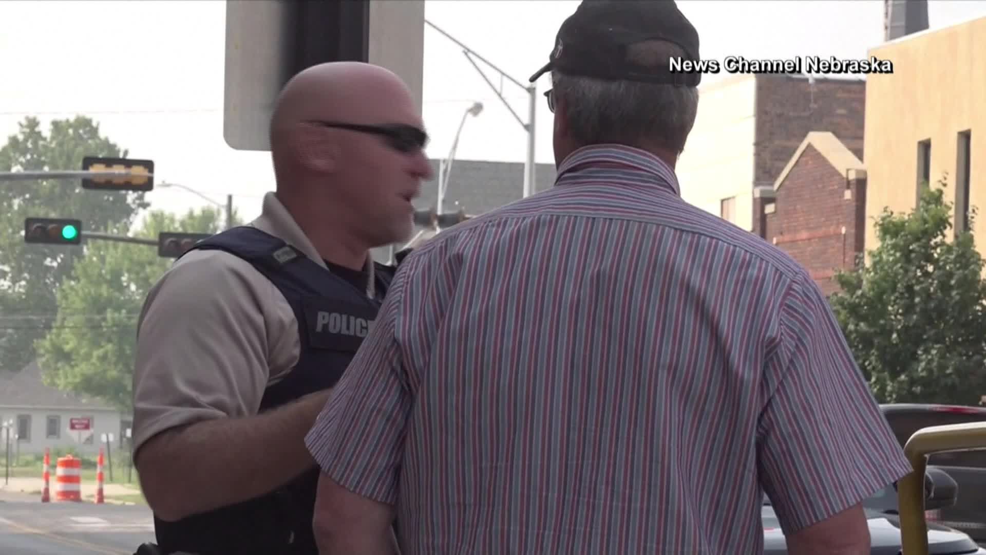 Car with giant bull riding shotgun gets pulled over in Nebraska – WFLA