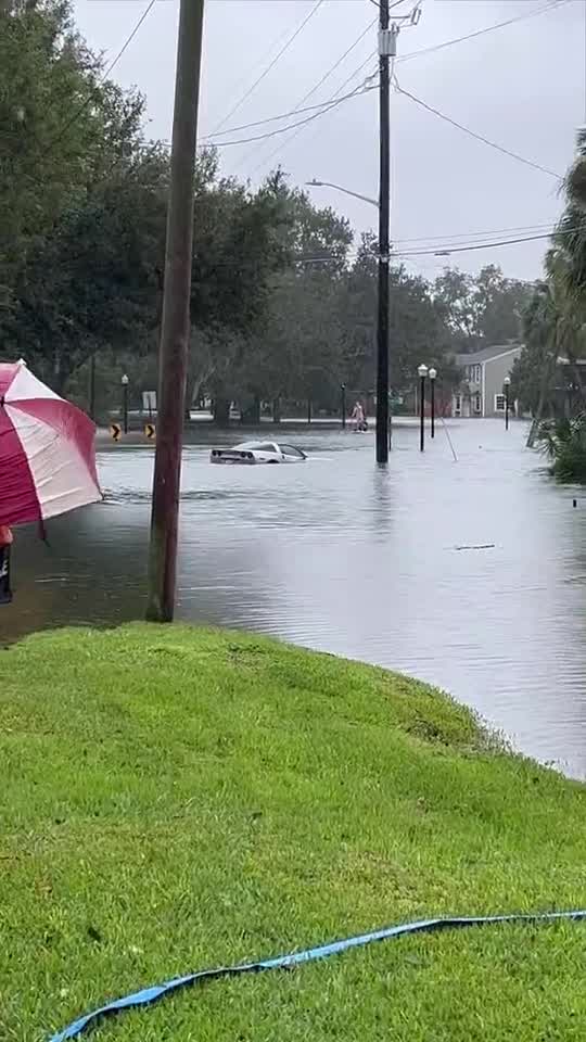 Orlando paddleboarder takes advantage of Tropical Storm Ian flooding – WFLA