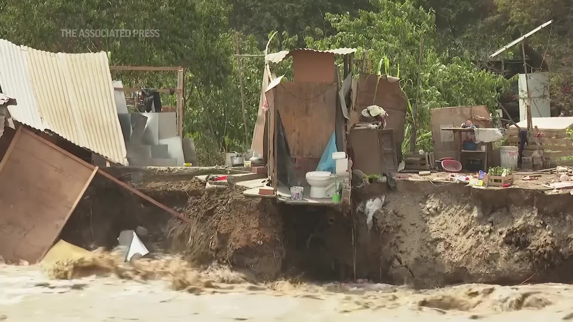 Cinco muertos, inundaciones y derrumbes tras paso de ciclón en Perú – WFLA