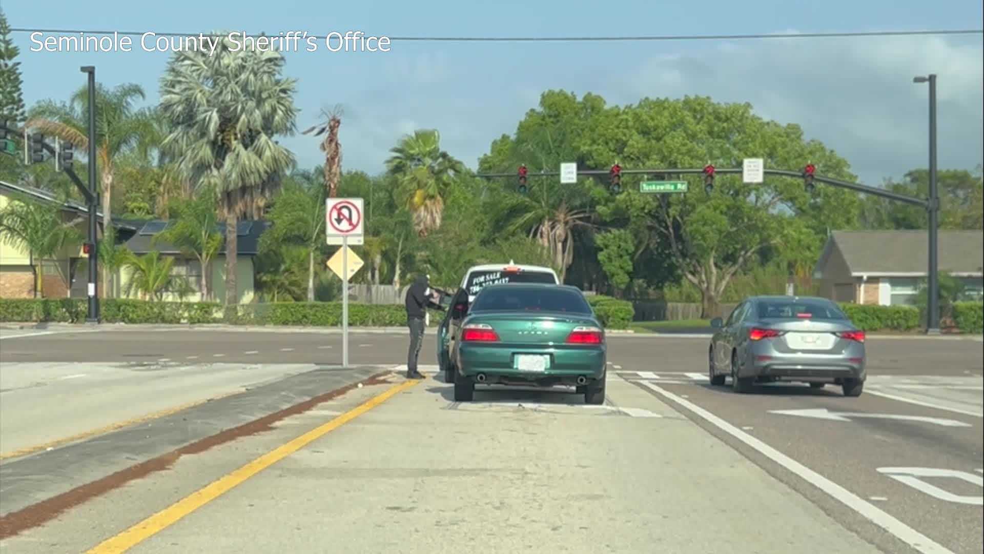 WATCH: ‘Possible carjacking’ caught on witness video – WFLA