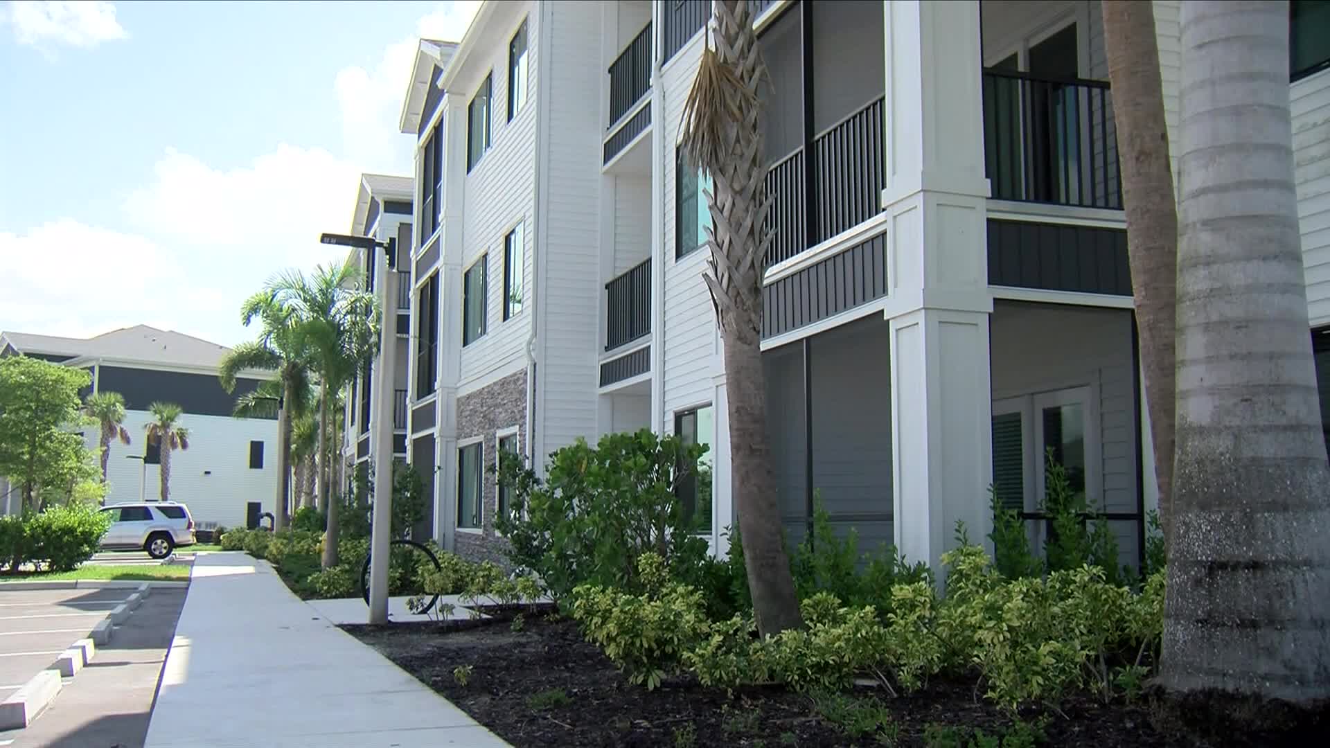 Fort Myers apartment complex sinking, residents asked to leave – WFLA