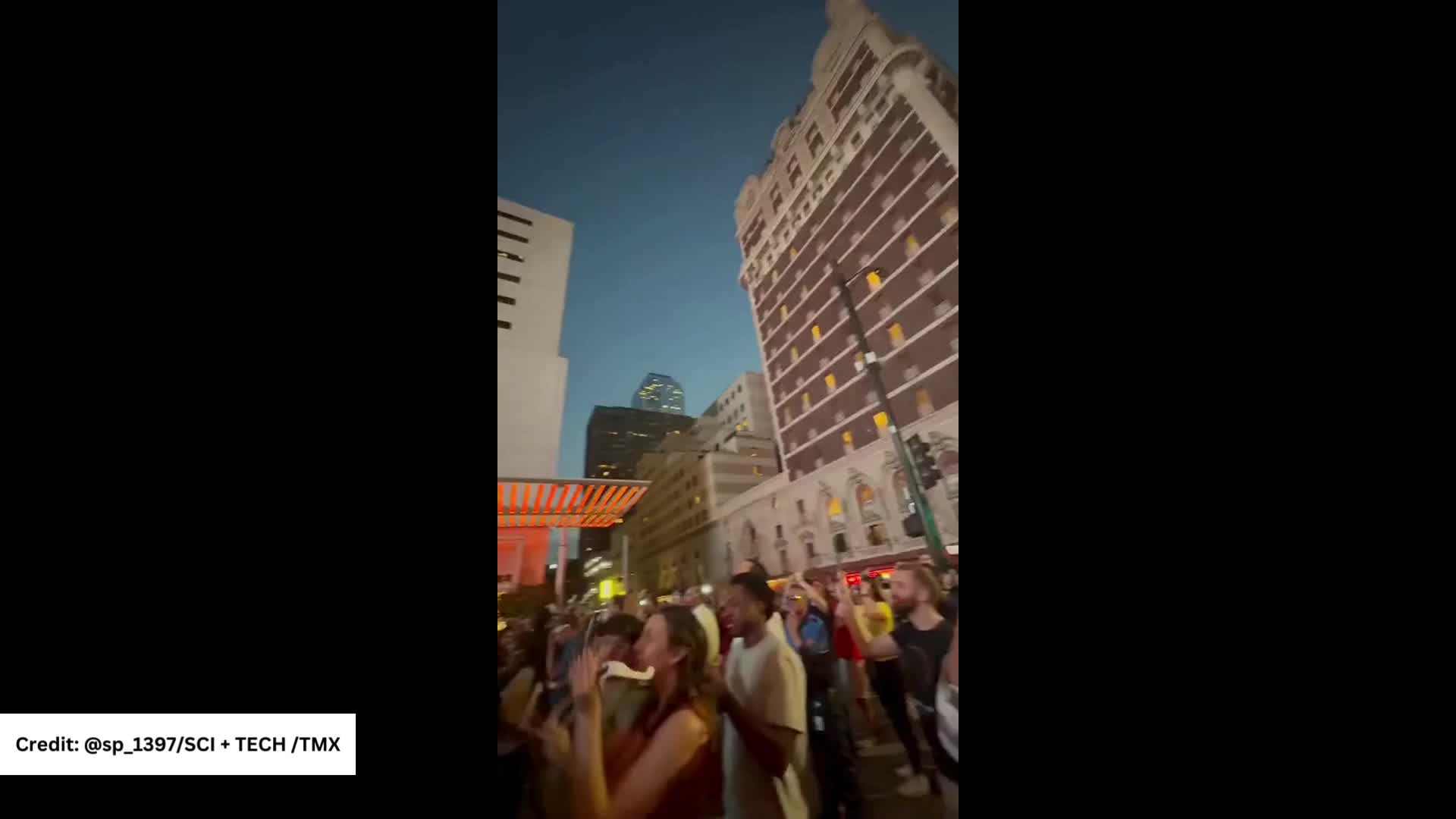 Eclipse Totality from Dallas, TX. Crowd Seen as Well – WFLA