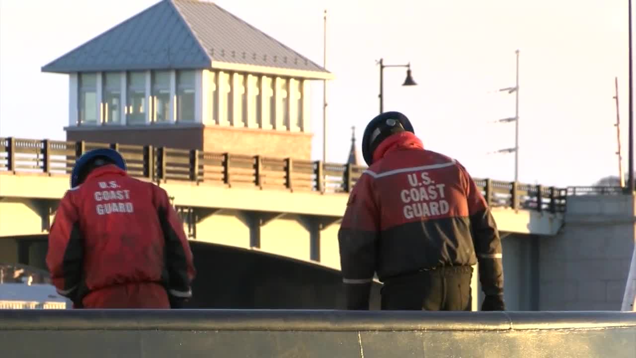 U.S. Coast Guard begins ice-breaking operations in the bay of Green Bay ...